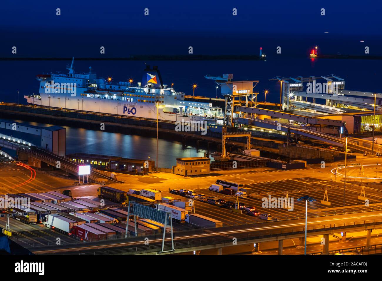 Container ship uk night hi-res stock photography and images - Alamy