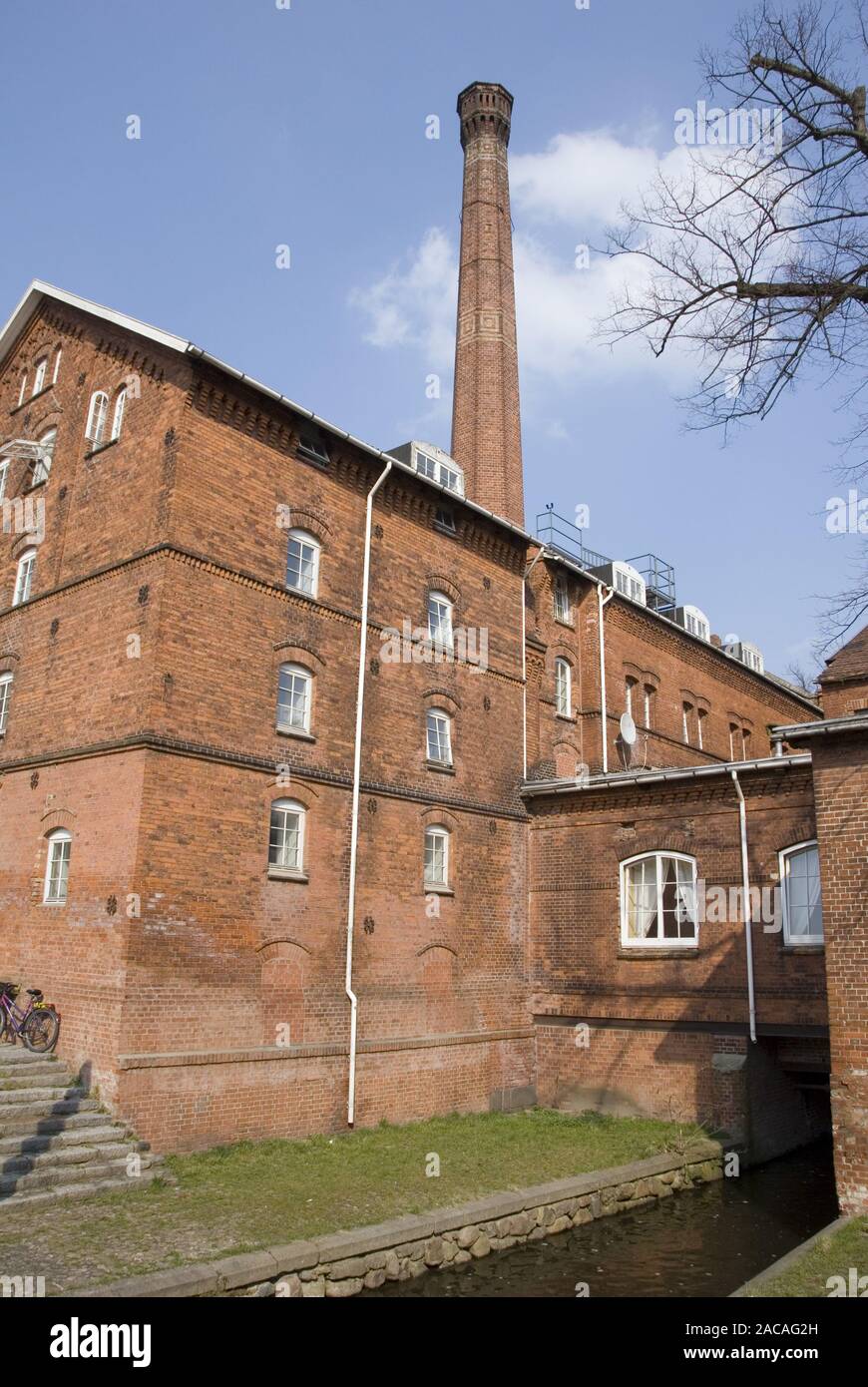 Building by the canal hi-res stock photography and images - Alamy