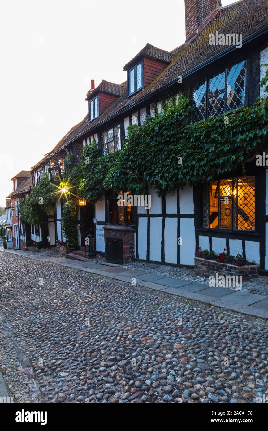 Historic mermaid inn street hi-res stock photography and images - Alamy