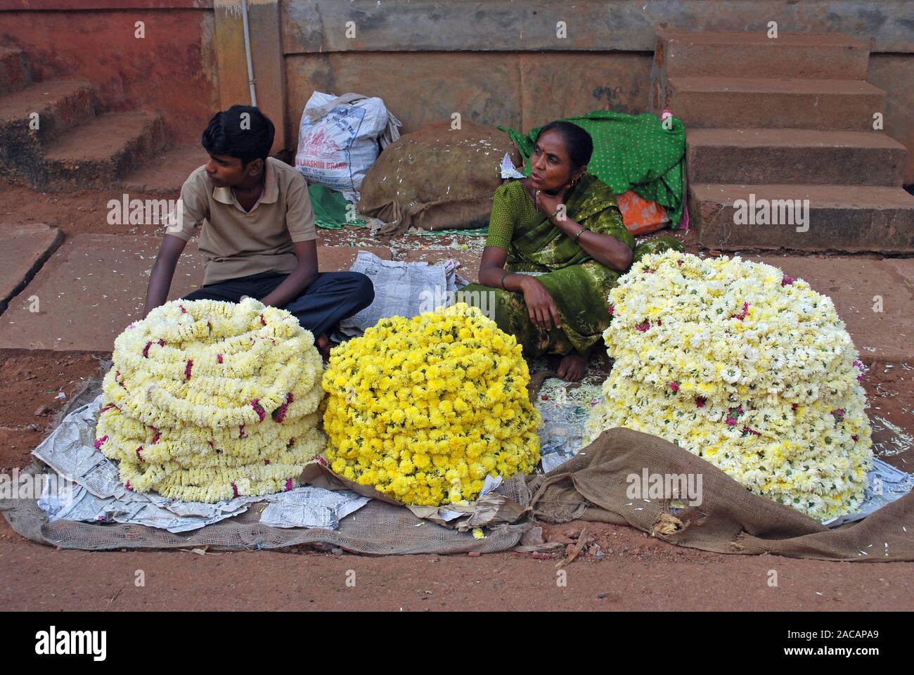 Roadside selling india hi-res stock photography and images - Alamy