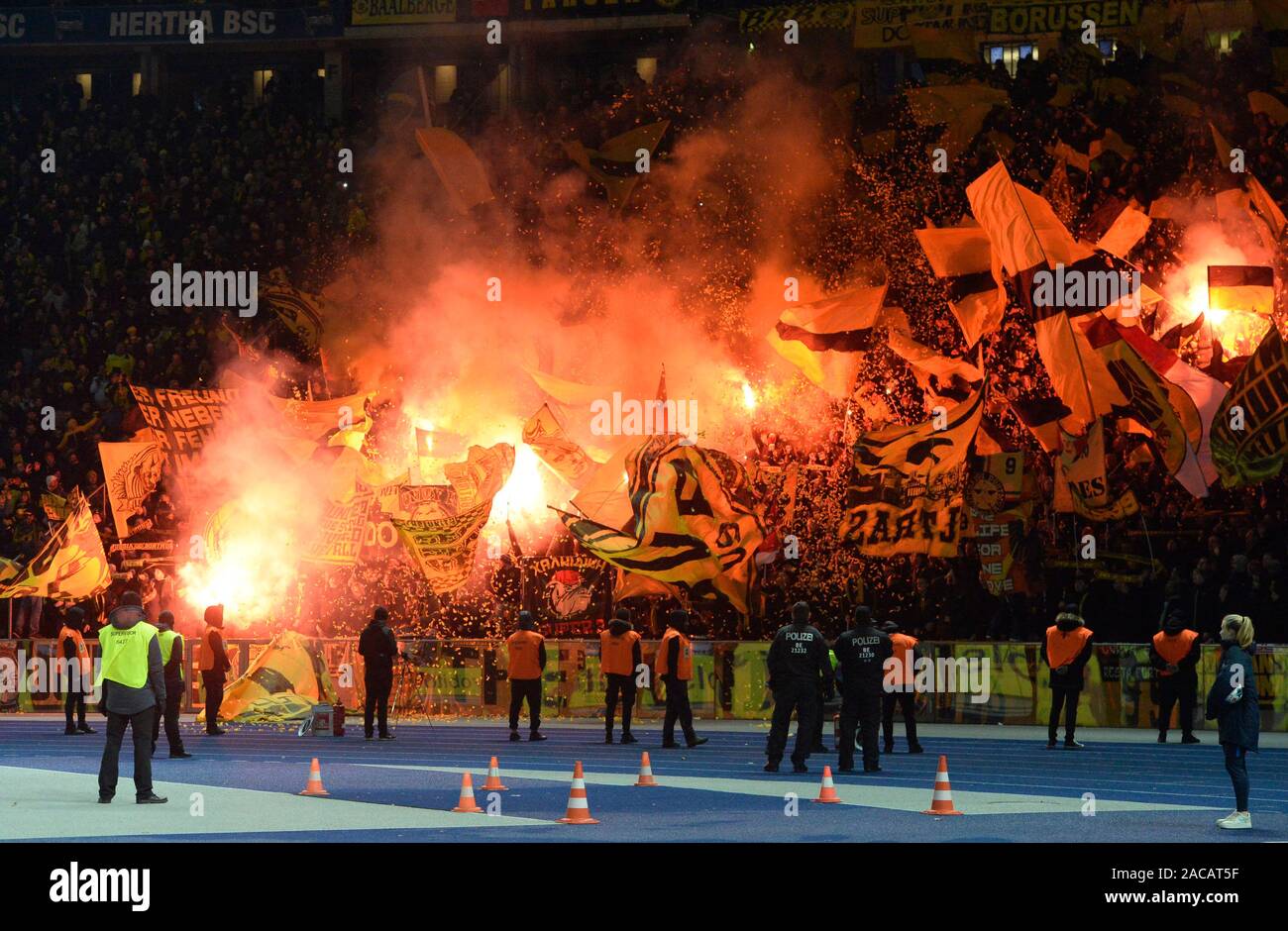 Berlin, Deutschland. 30th Nov, 2019. Dortmund fans to end pyrotechnics ...