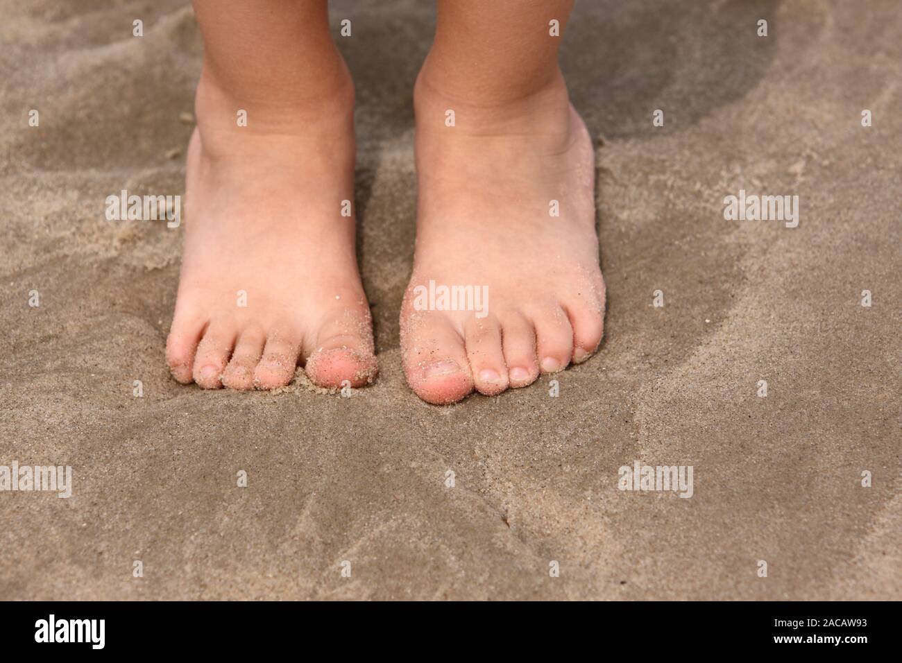 Kinderfuesse hi-res stock photography and images - Alamy