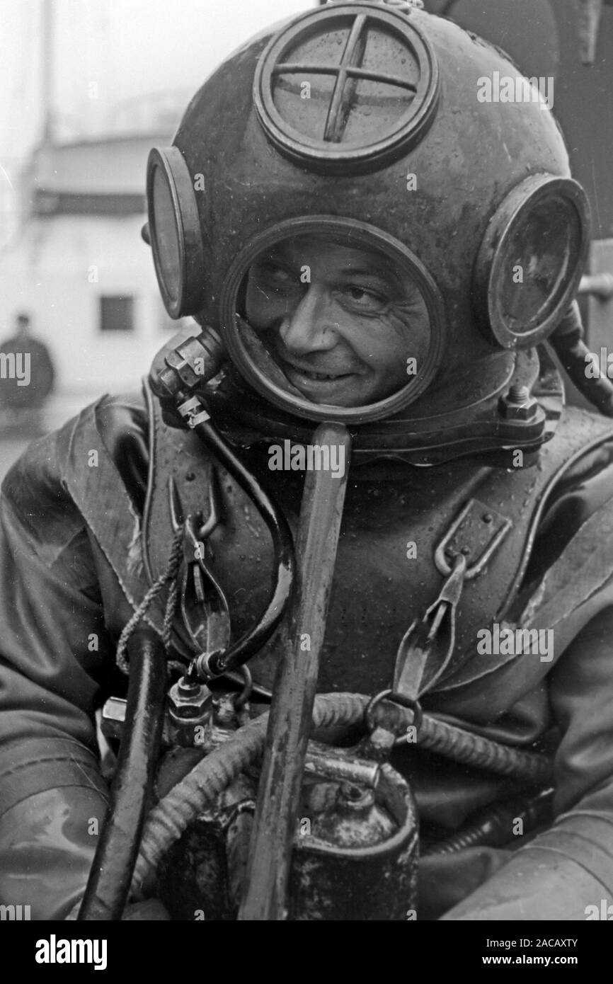 1950s diving hi-res stock photography and images - Alamy