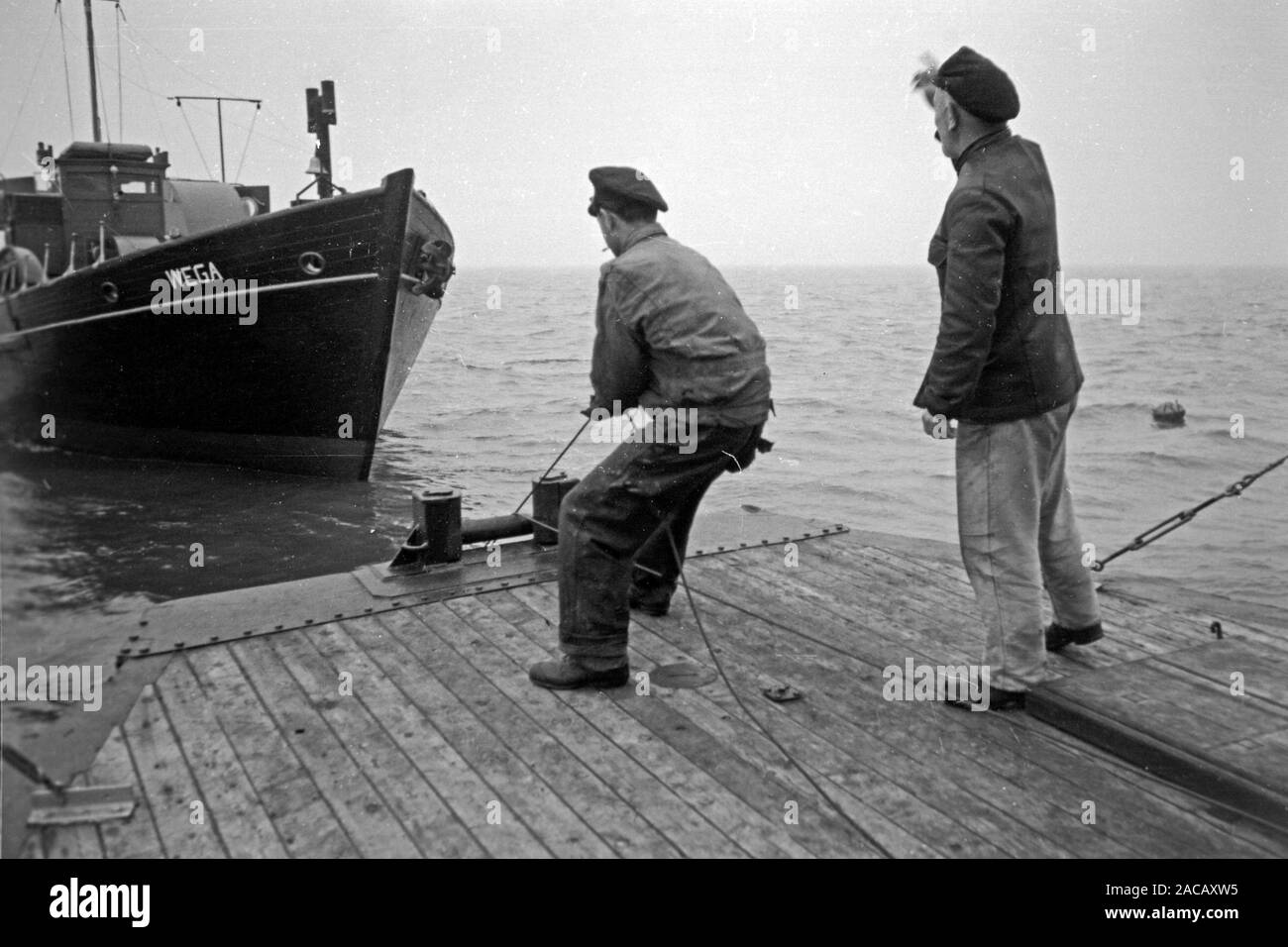 Schiffsarbeiter setzen Bojen, Emden, Niedersachsen, Deutschland, 1950 ...