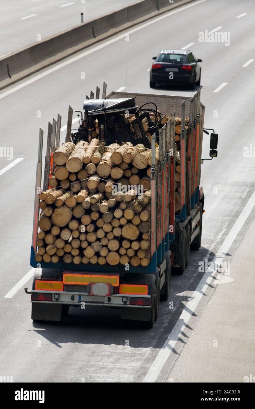 Lorries loading hi-res stock photography and images - Alamy