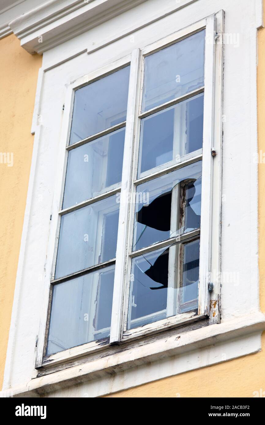 Broken window pane Stock Photo - Alamy
