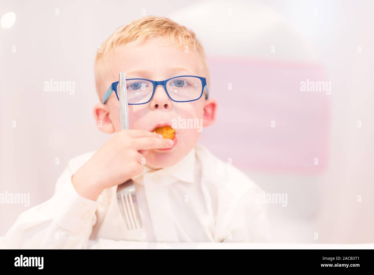 Wedding guests enjoy their Wedding breakfast at the Borough Arms hotel ...