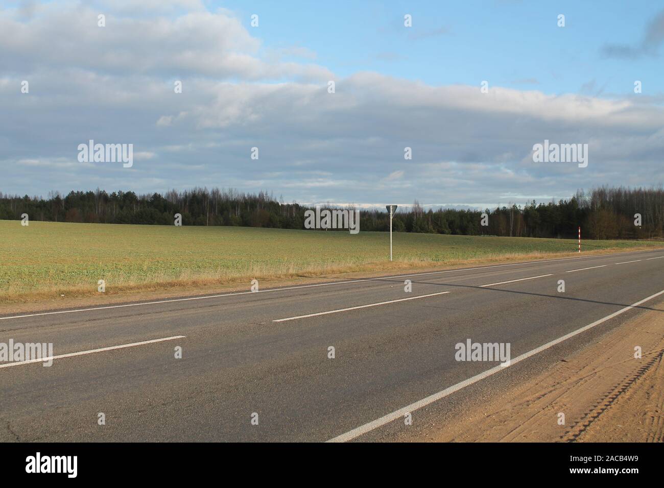 Empty landscape road hi-res stock photography and images - Alamy