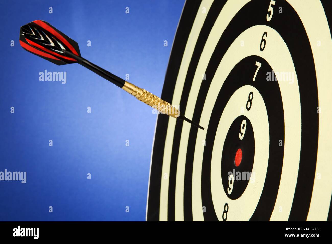 Arrow game with throwing arrow Stock Photo - Alamy