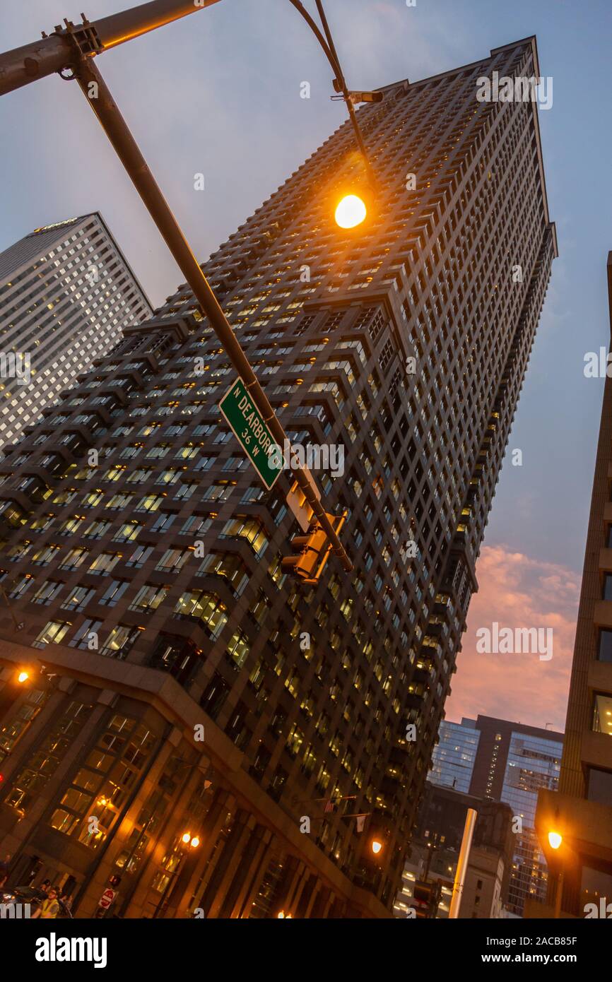 Chicago north dearborn street hi-res stock photography and images - Alamy