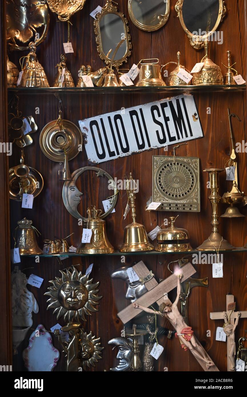 typical objects of the Italian tradition Stock Photo - Alamy