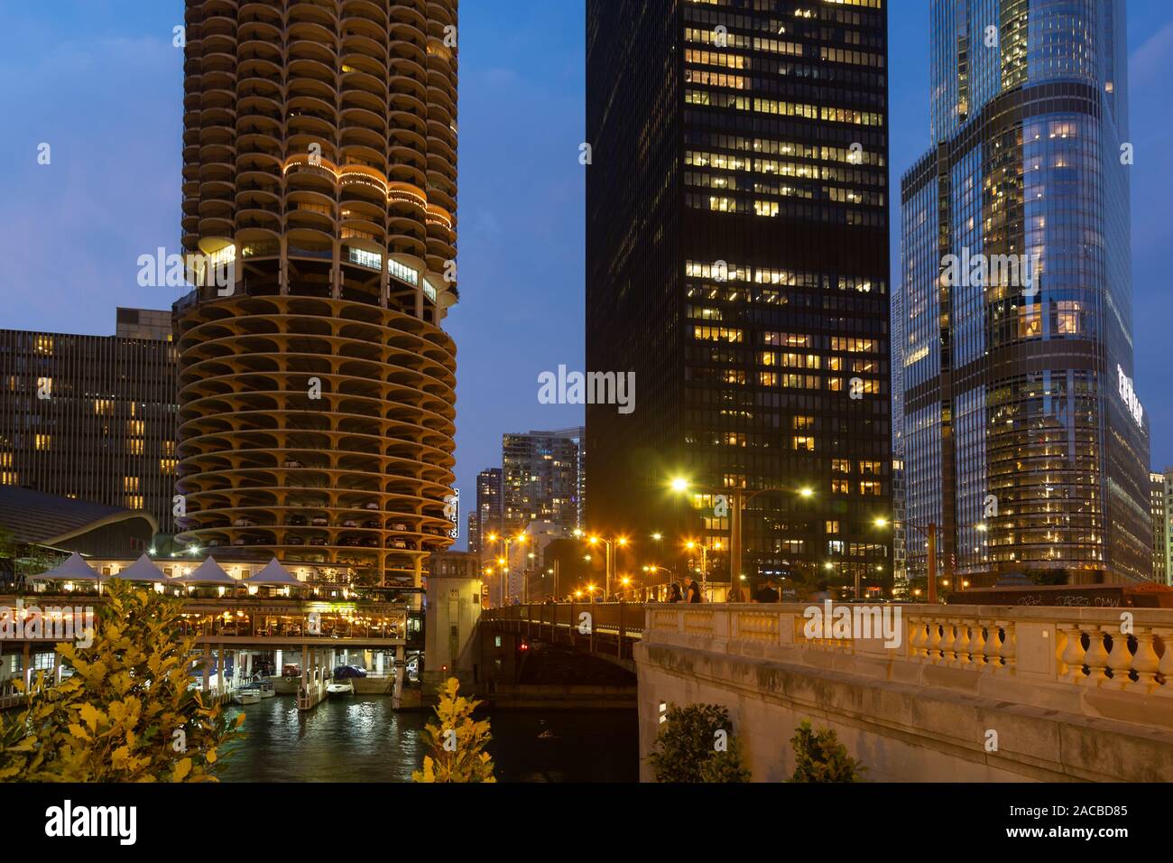 Chicago river evening hi-res stock photography and images - Alamy