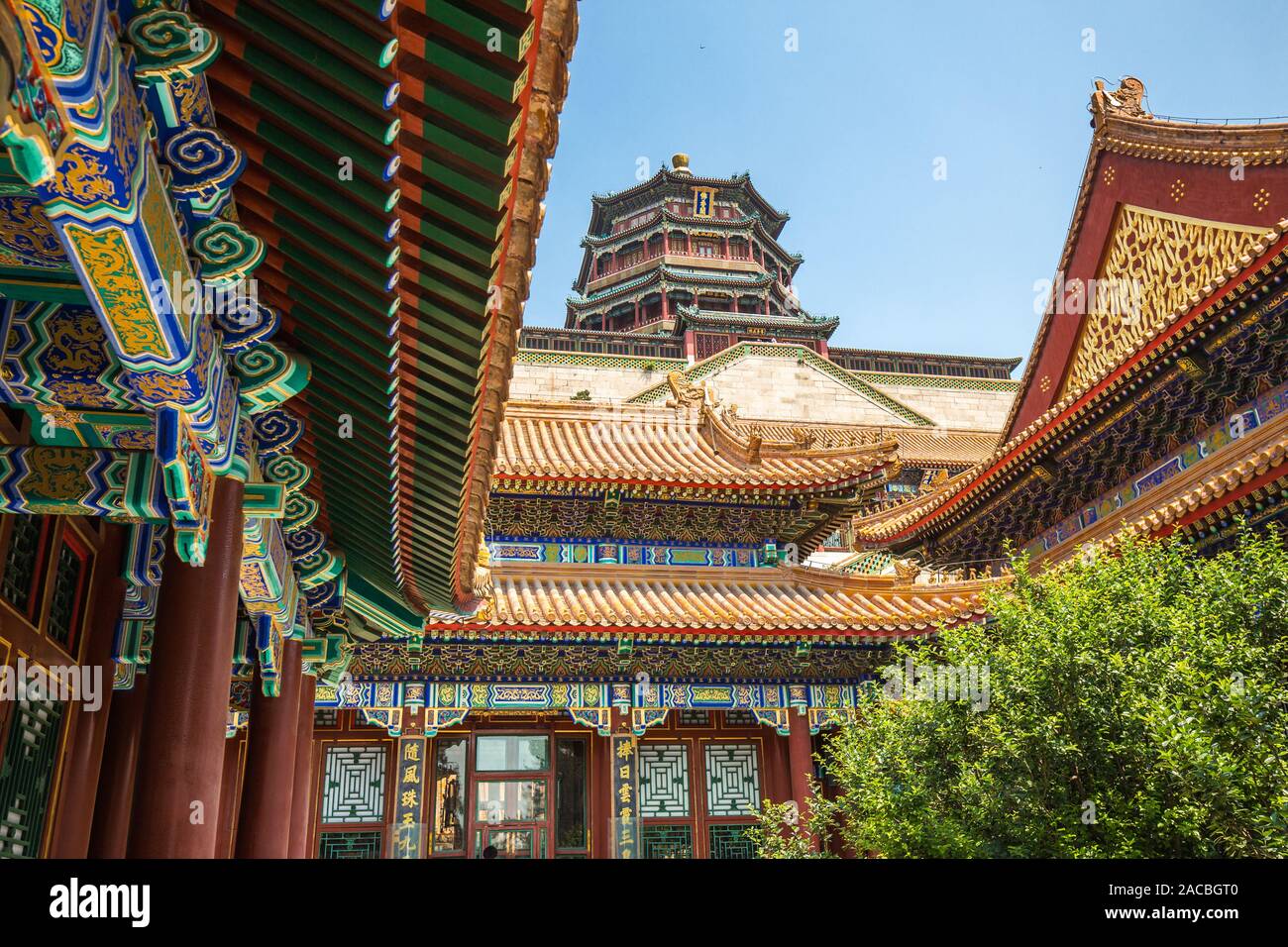 Asia traditional house moon gate hi-res stock photography and images ...