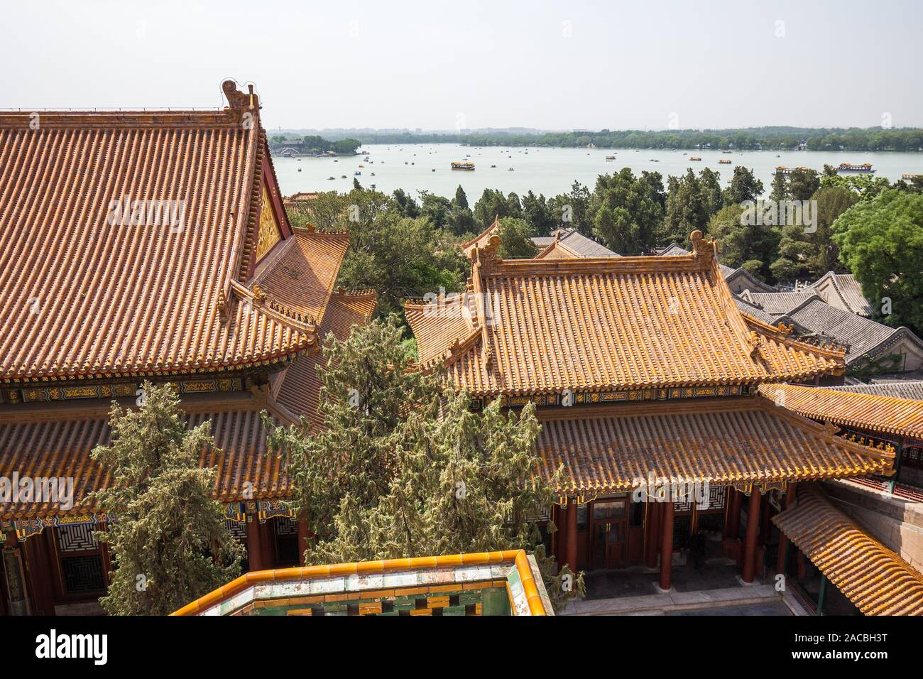 Asia traditional house moon gate hi-res stock photography and images ...