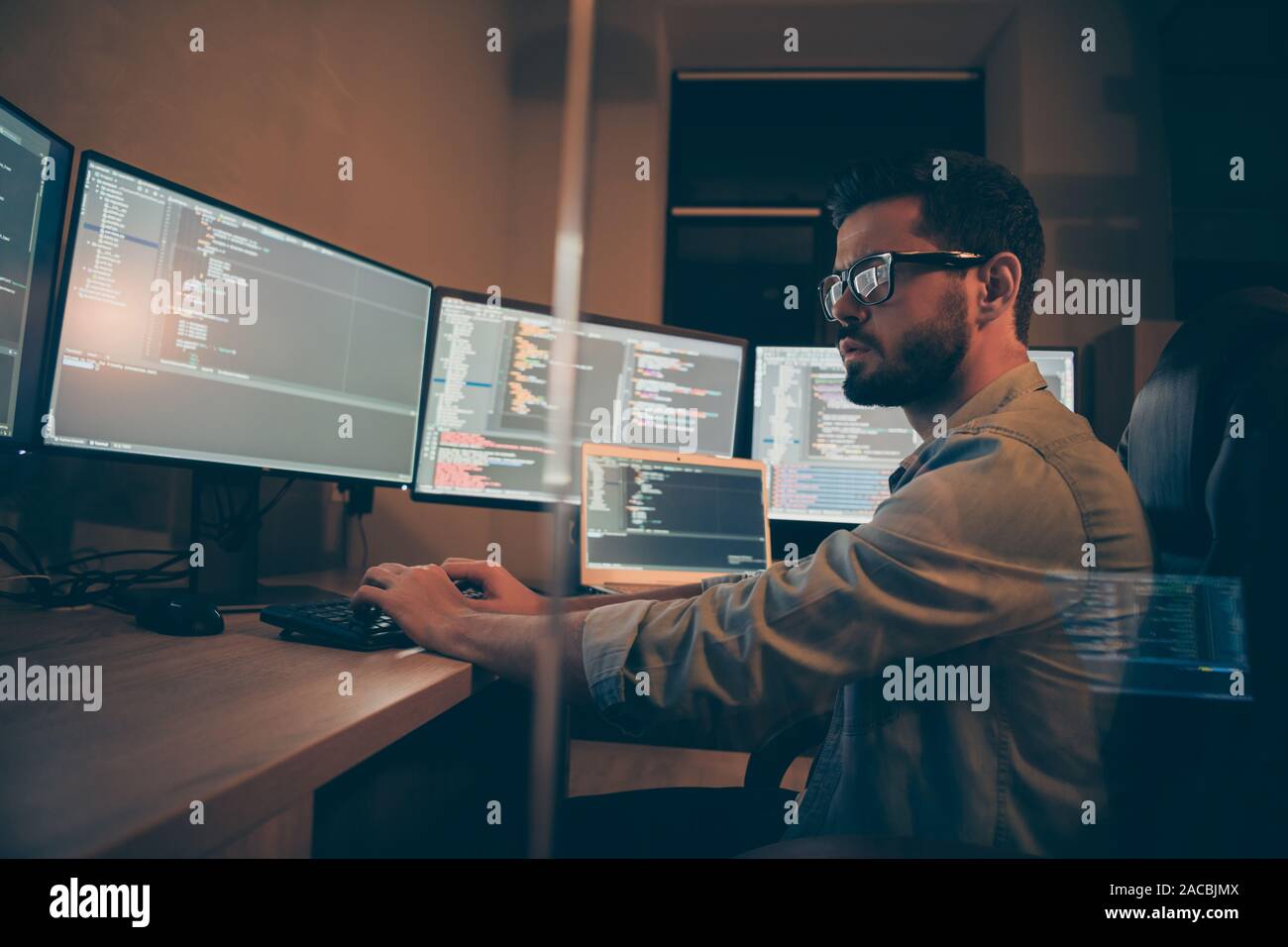 Restarting computer hi-res stock photography and images - Alamy