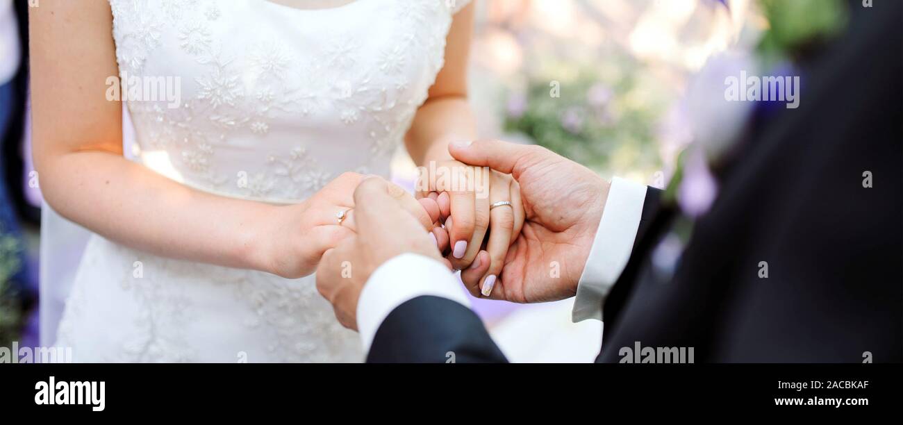couple getting married Stock Photo - Alamy