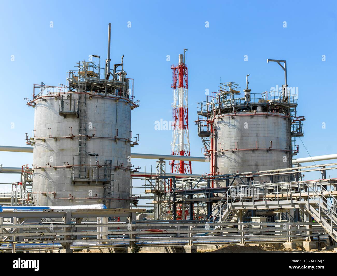 Oil gas processing columns hi-res stock photography and images - Alamy