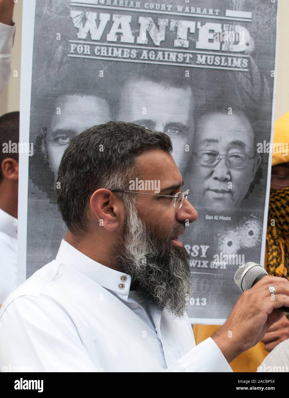 Anjem choudary outside the syrian embassy hi-res stock photography and ...