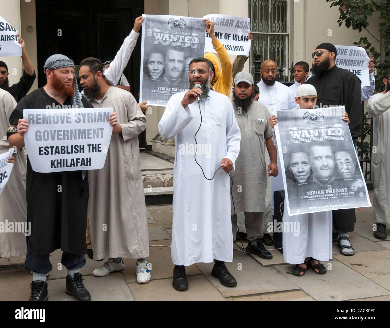 Anjem choudary outside the syrian embassy hi-res stock photography and ...