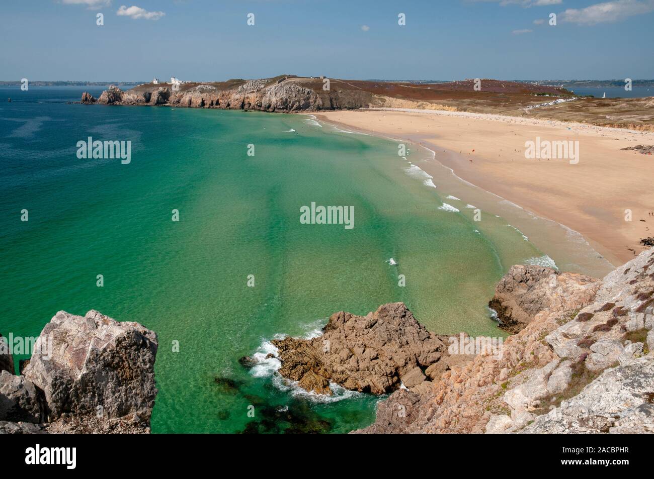 Pen Hat idyllic sandy beach, Camaret-sur-Mer, Armorique Regional ...