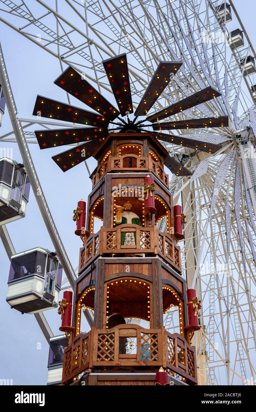 Giant ferris wheel family hi-res stock photography and images - Alamy