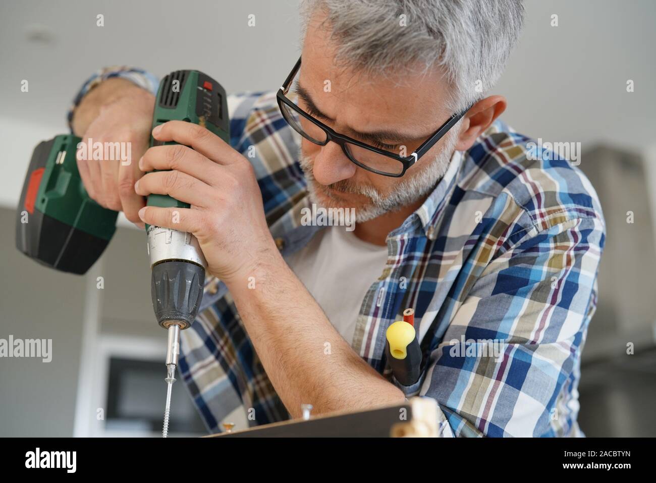 Using power drill hi-res stock photography and images - Alamy