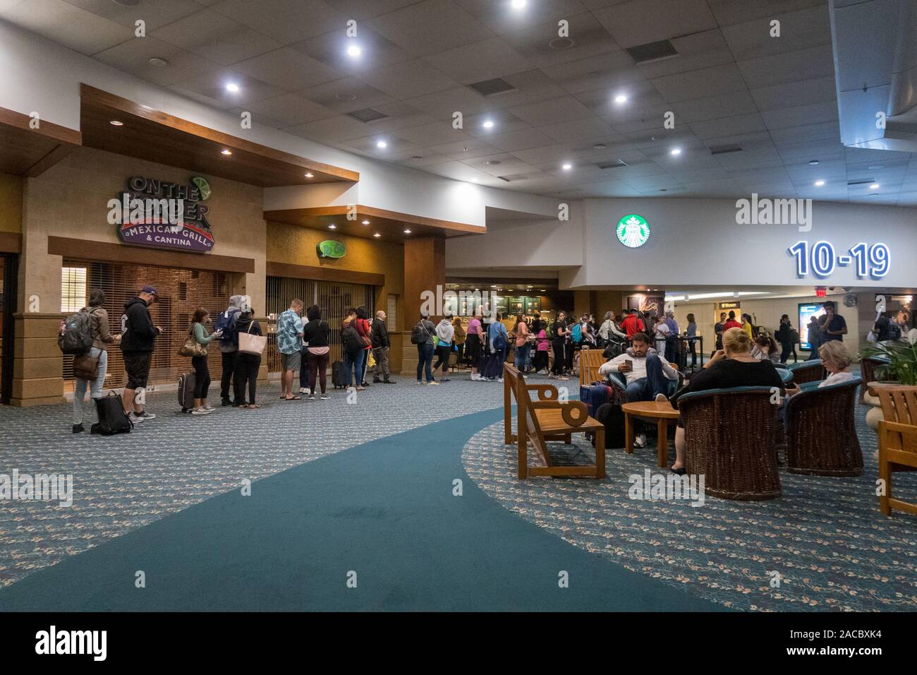 Starbucks queue at Orlando International Airport Stock Photo - Alamy