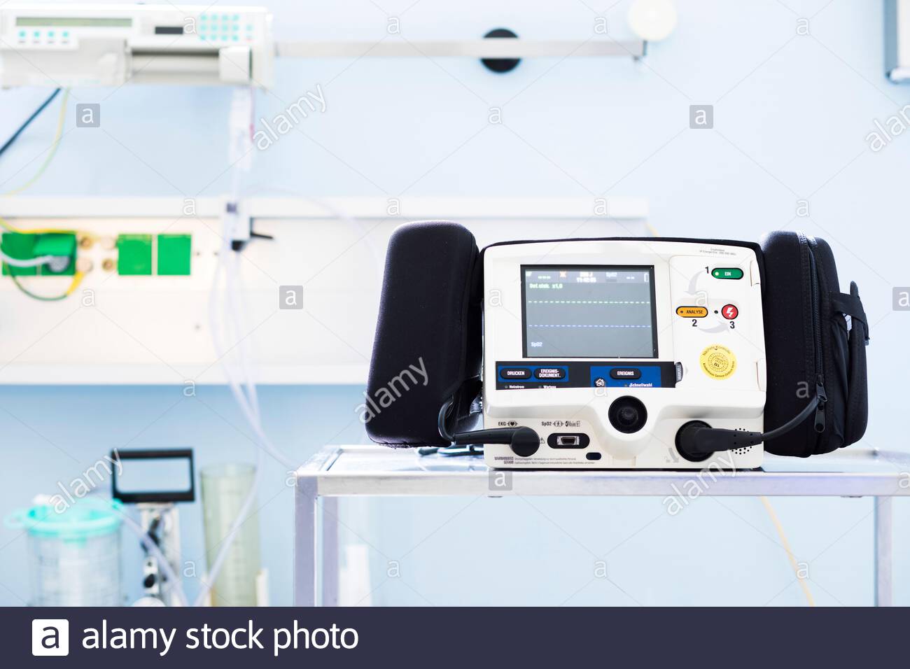 Aed Defibrillator Stock Photos & Aed Defibrillator Stock Images - Alamy