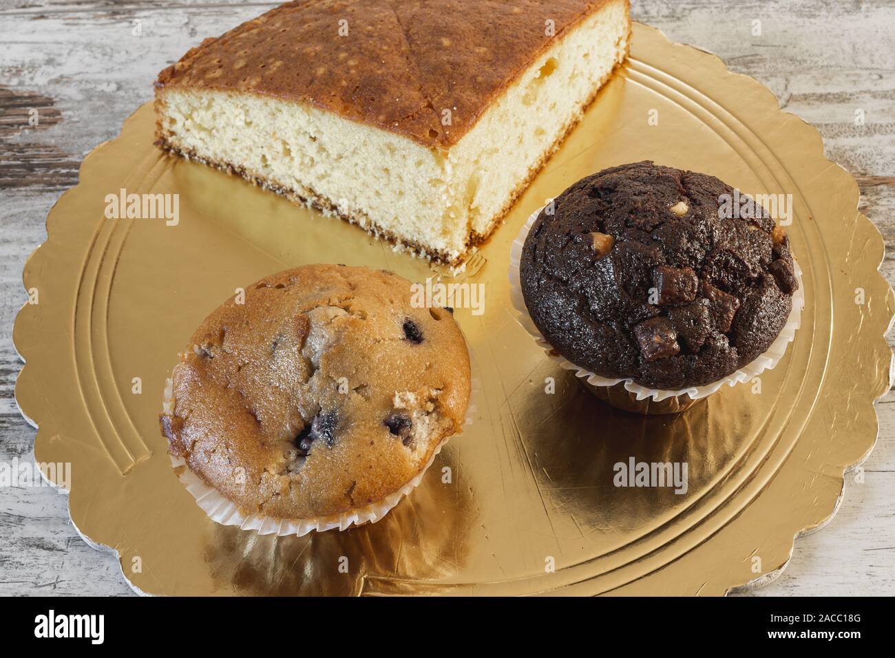 muffin e fetta di torta vista da sopra Stock Photo - Alamy
