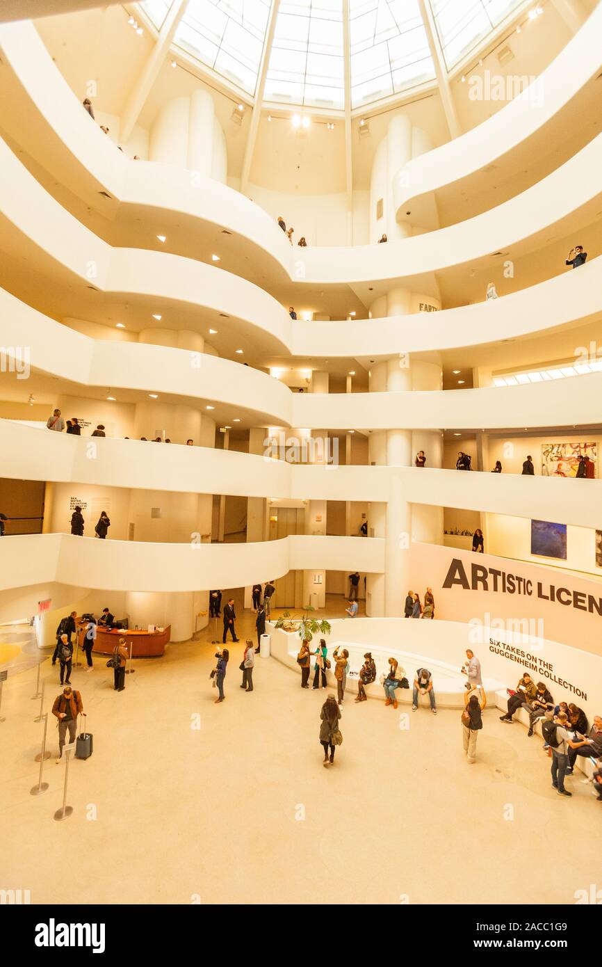 Guggenheim spiral atrium architecture hi-res stock photography and ...