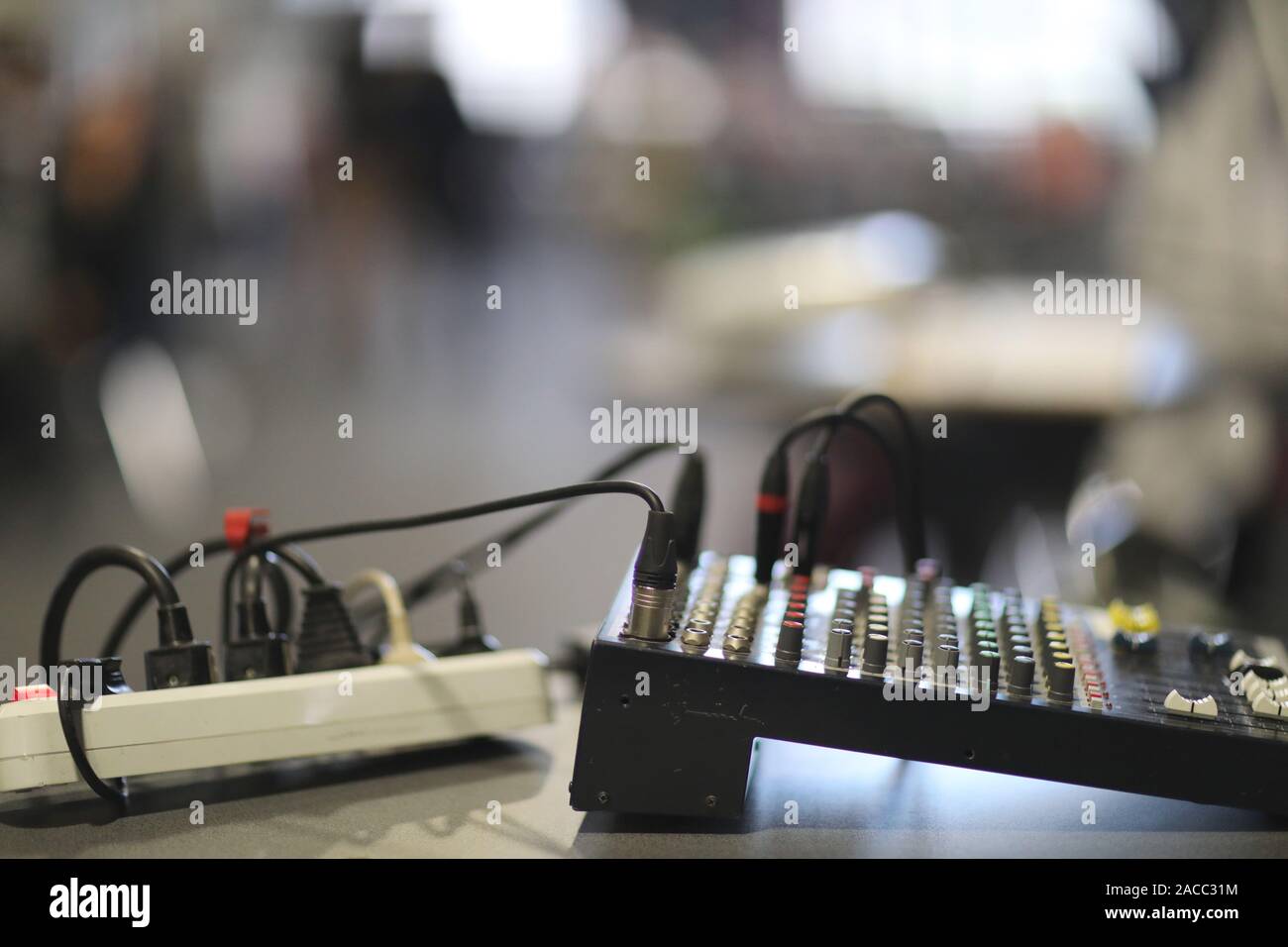Mixing console and electrical cable with sockets for connecting sound ...