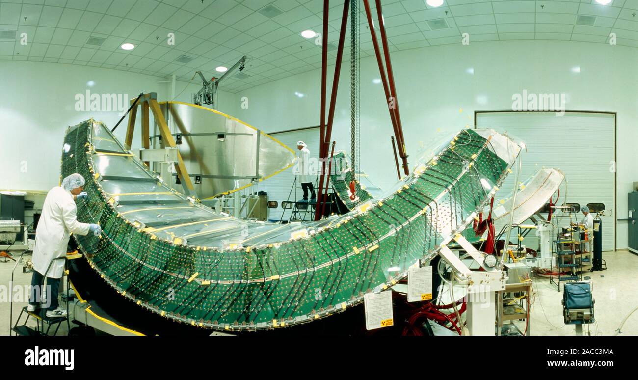 Drift chamber. Assembly of a large drift chamber for a detector at the ...