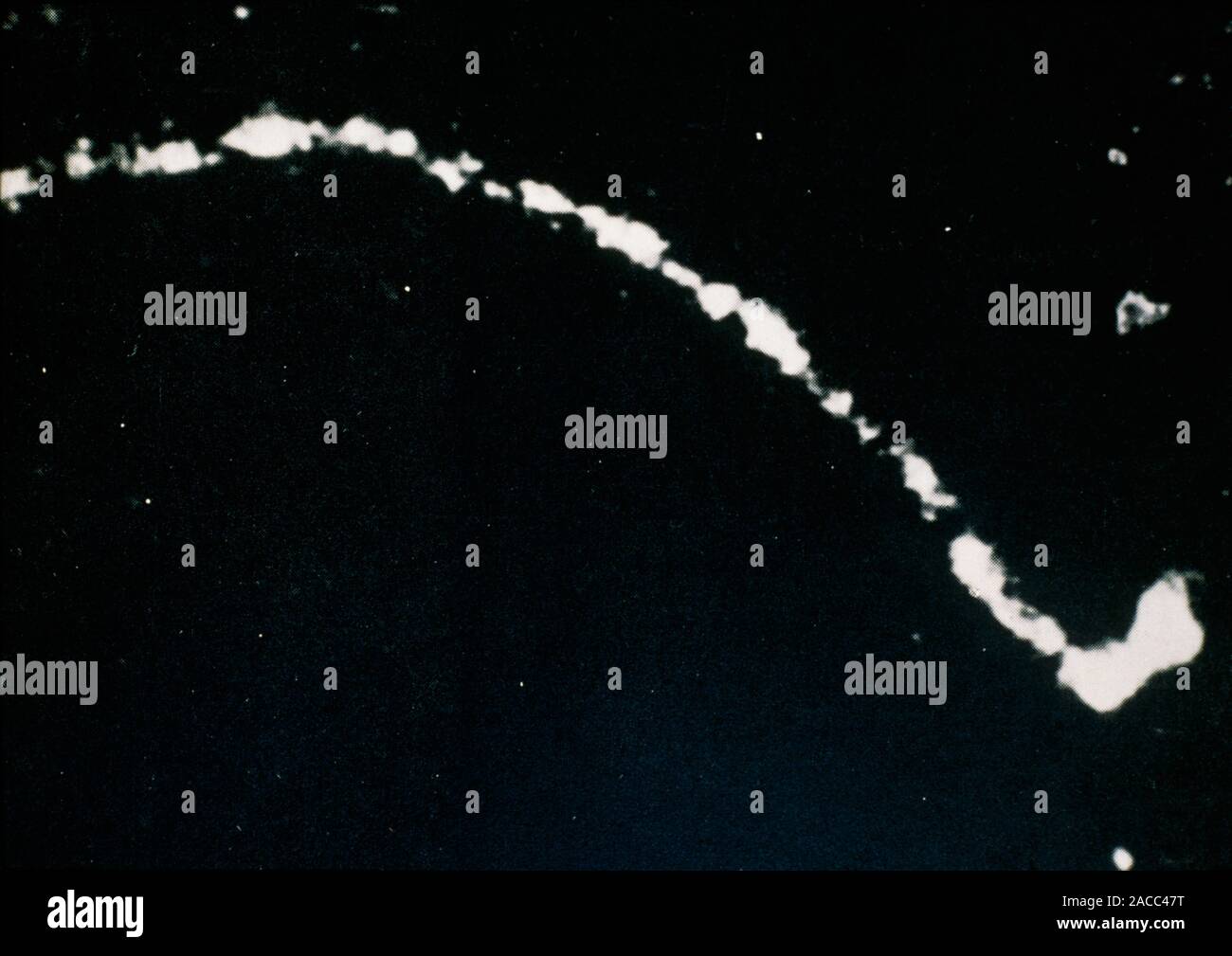 Cloud chamber photograph of the nuclear beta decay of a helium-6 ...