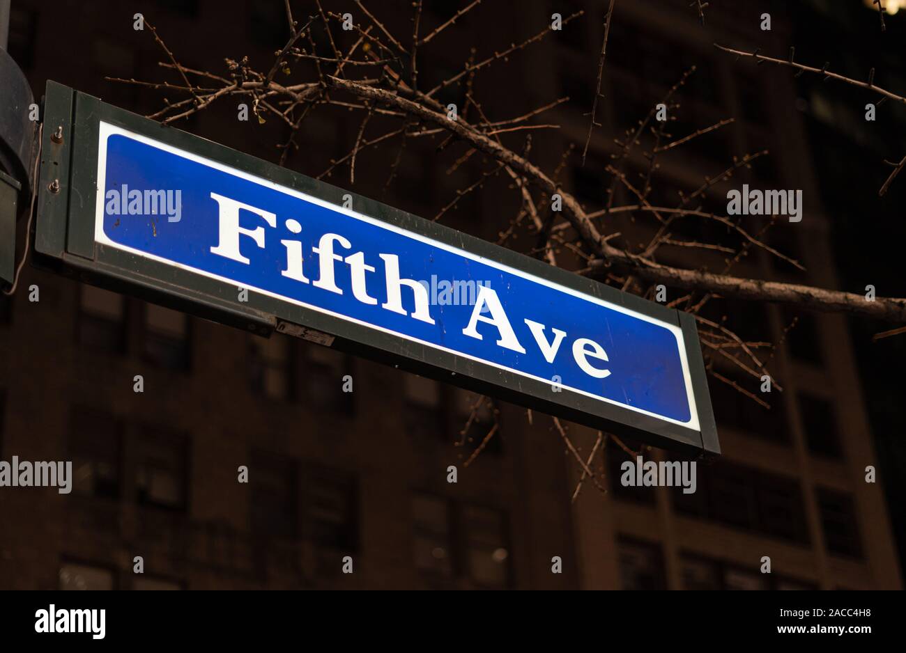 Fifth avenue sign in Midtown Manhattan, NYC Stock Photo - Alamy