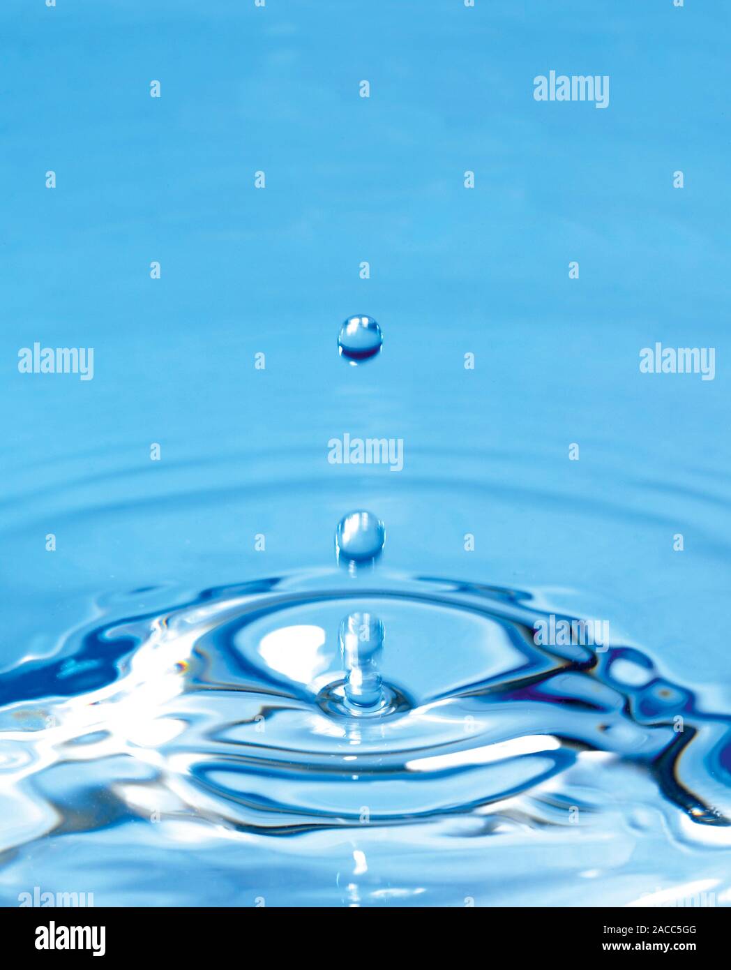 Water drop impact. High-speed photograph of secondary drop formation ...