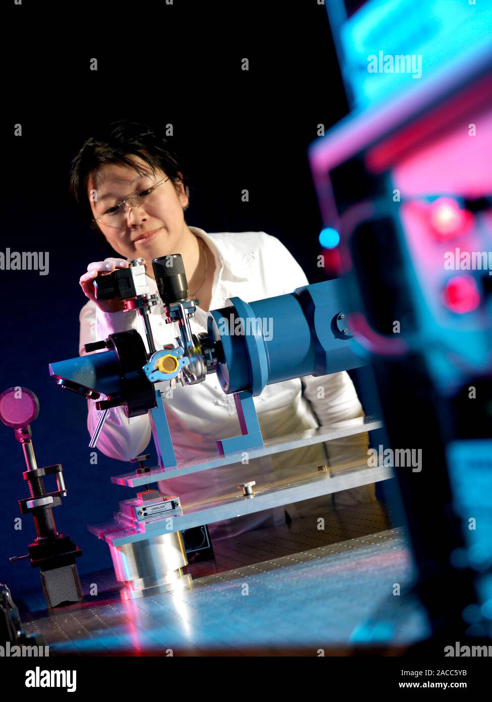 Measuring light intensity. Scientist using a cryogenic radiometer to ...