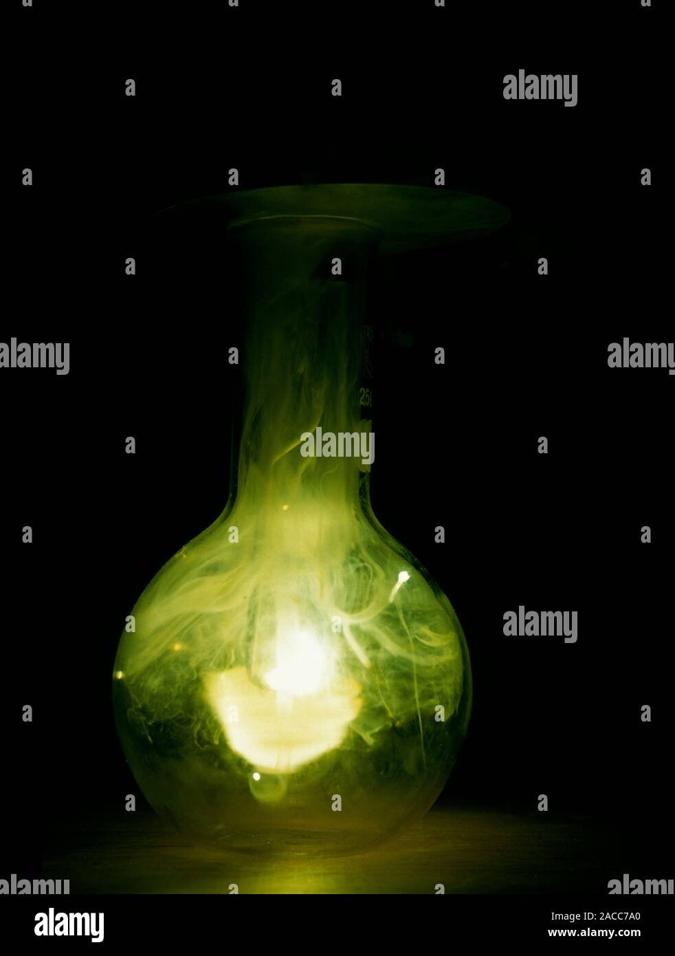 Sodium reacting with chlorine to form sodium chloride (NaCl, common ...