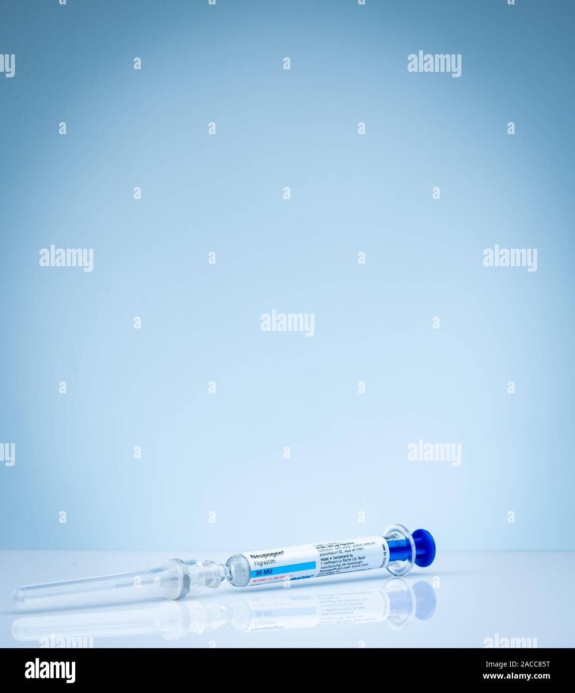 Intravenous injection hi-res stock photography and images - Alamy