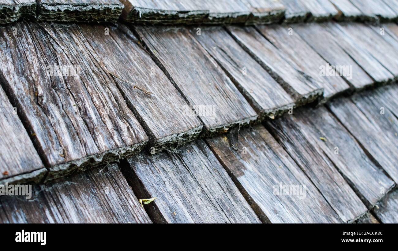 Old wood shingle roof texture hi-res stock photography and images - Alamy