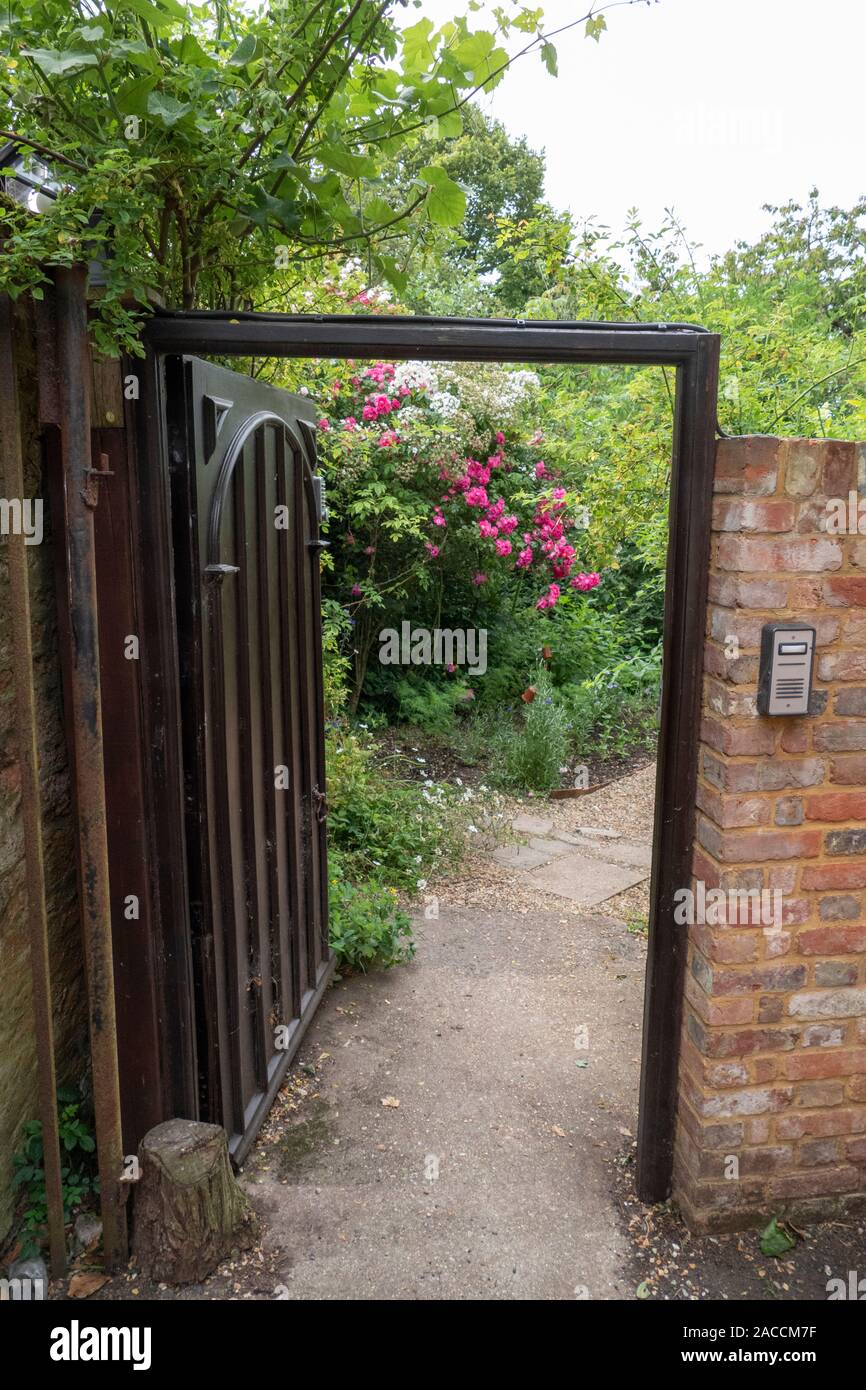 Farnham in Bloom. Surrey town of Farnham holds it's annual flower and ...
