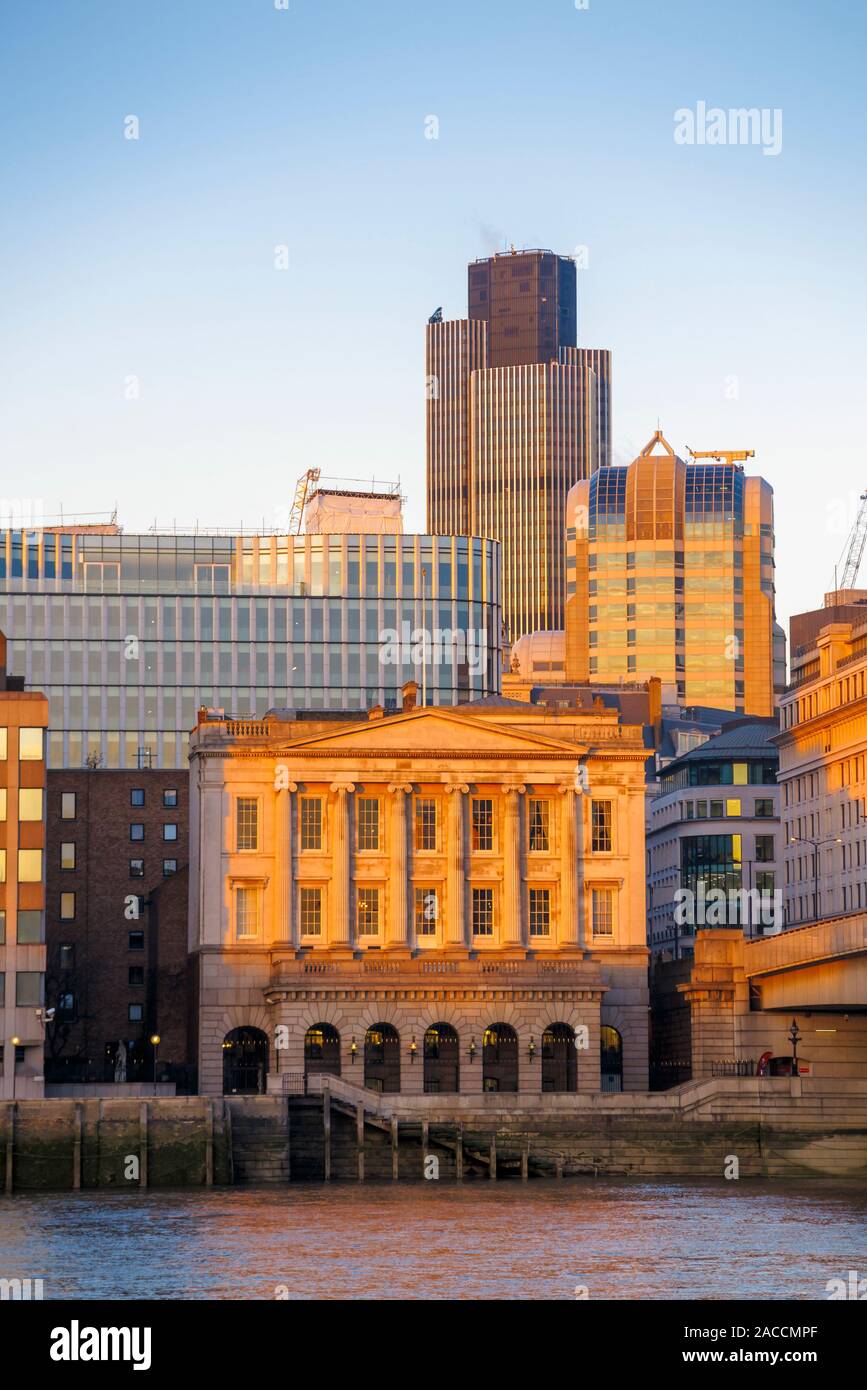 Fishmongers hall exterior hi-res stock photography and images - Alamy