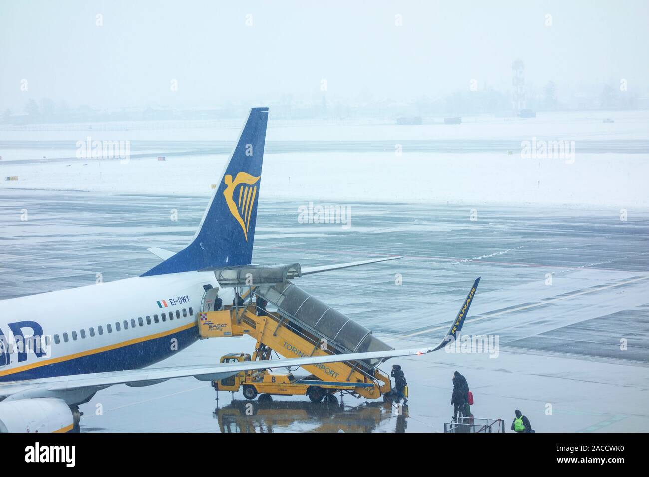 Boarding a plane stairway hi-res stock photography and images - Alamy