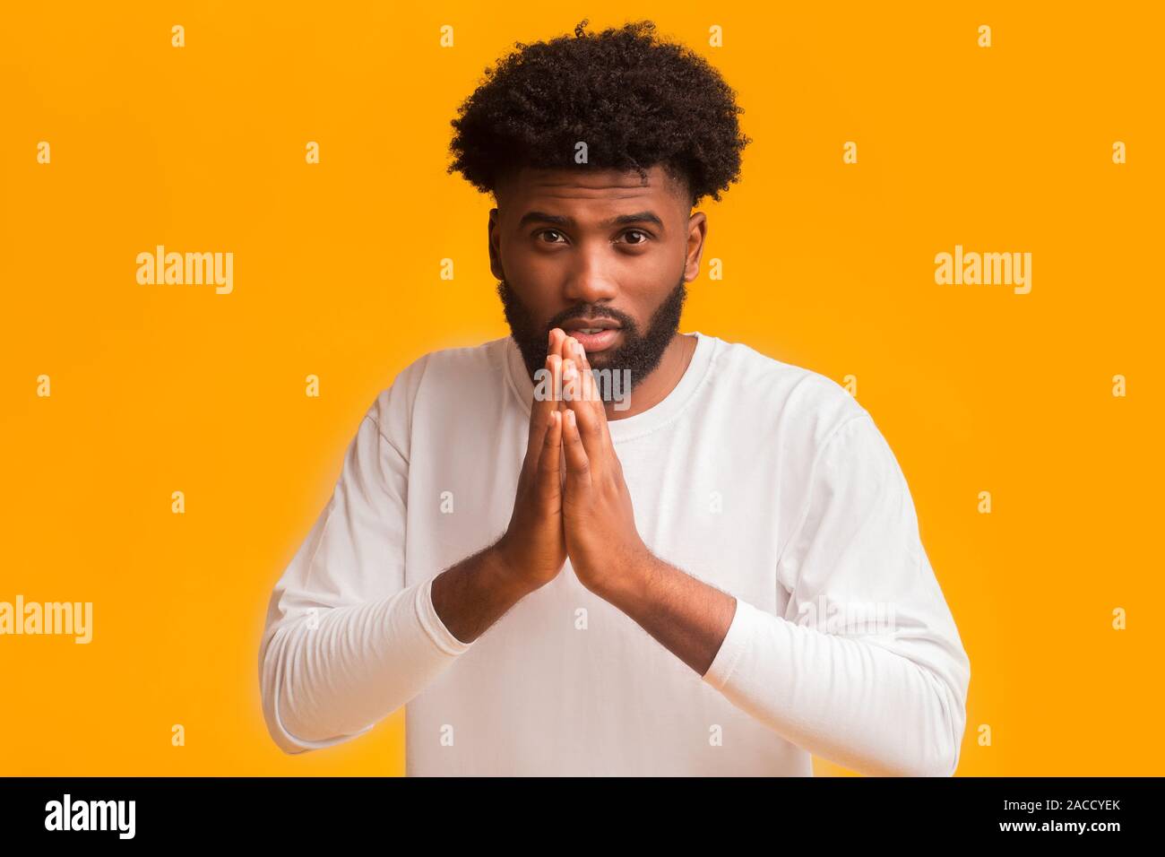 Black man praying hi-res stock photography and images - Alamy