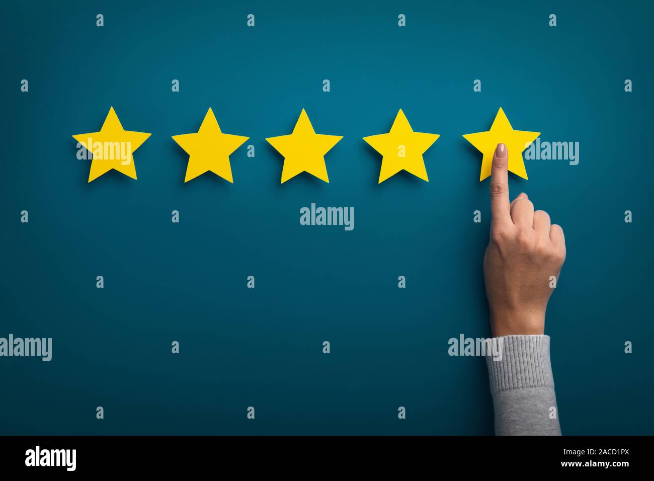 Woman hand showing on five star excellent rating Stock Photo - Alamy