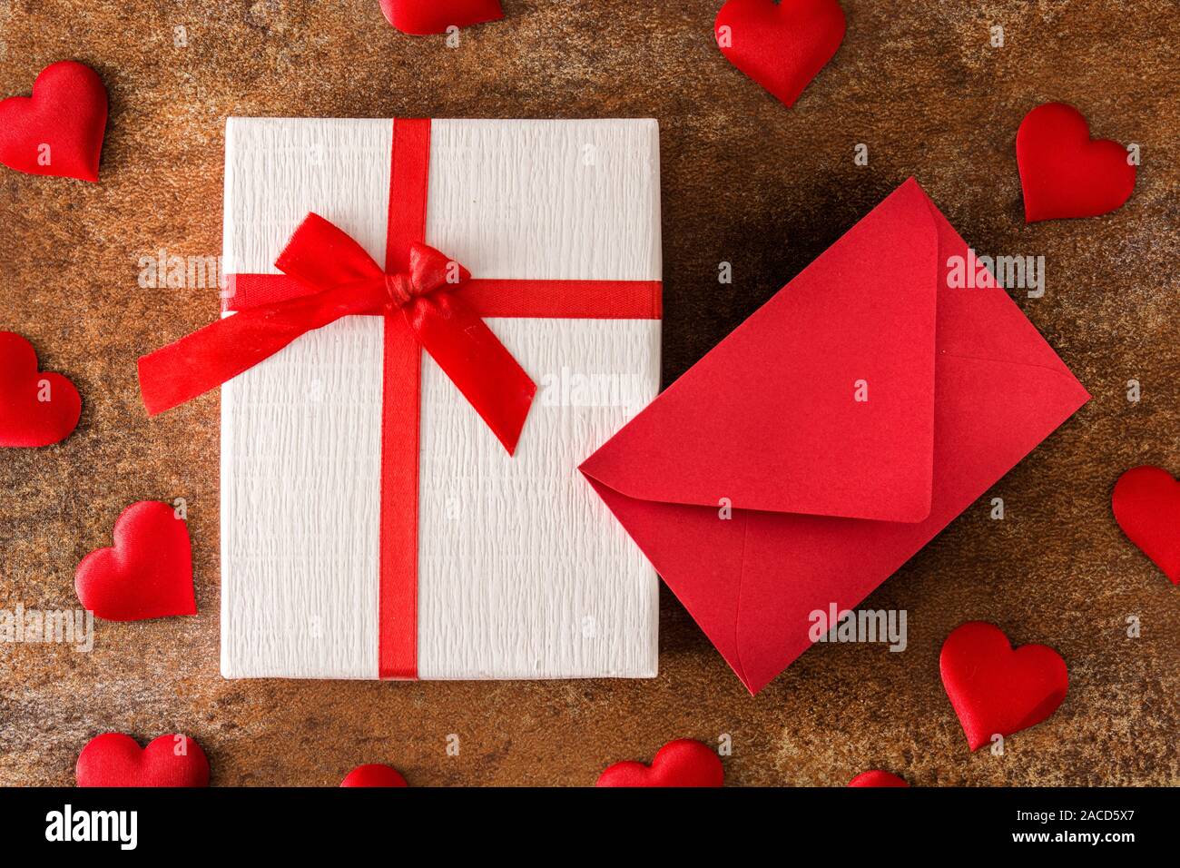Red gift box envelope hi-res stock photography and images - Alamy