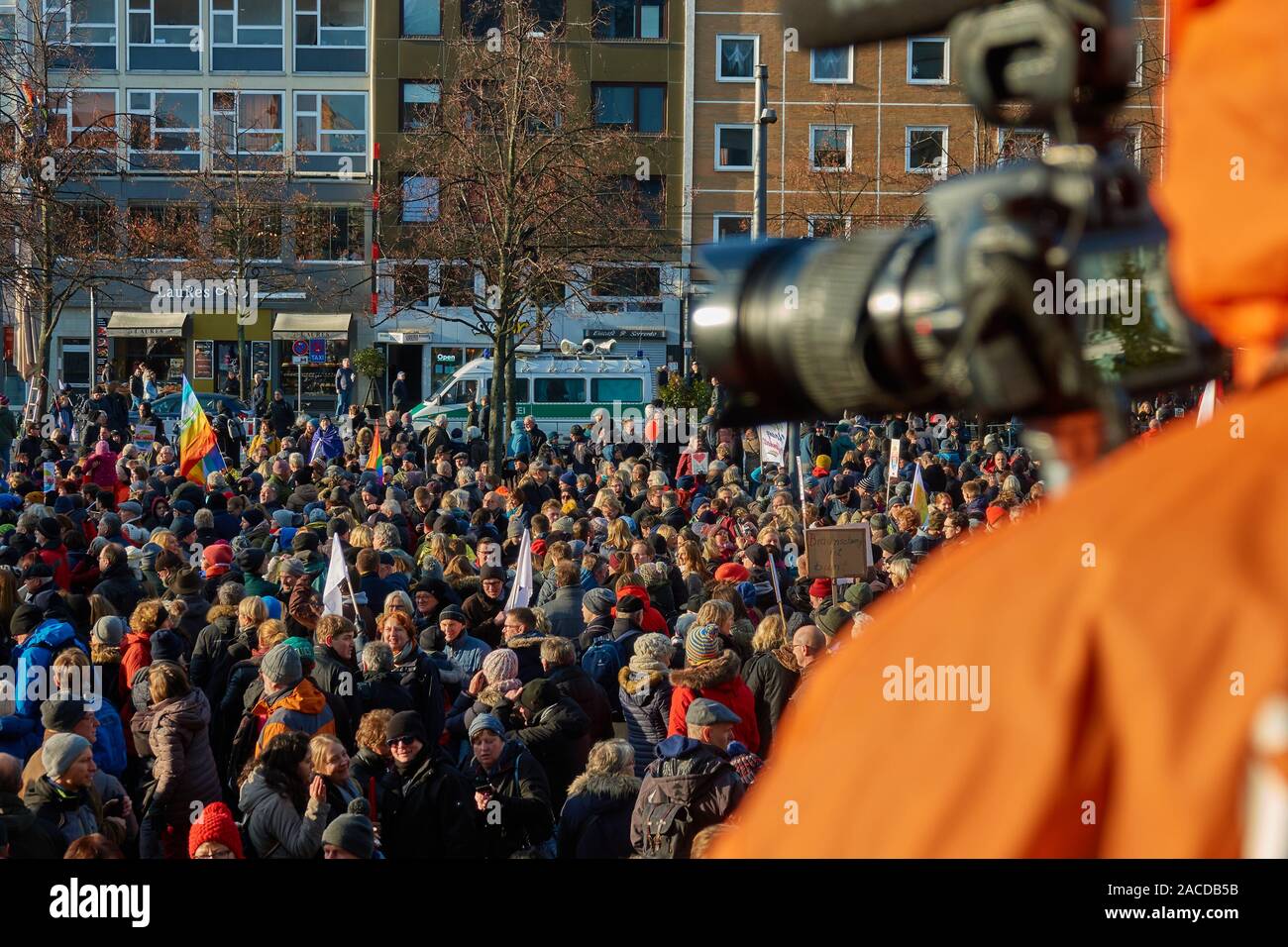 Huge crowd of people hi-res stock photography and images - Alamy