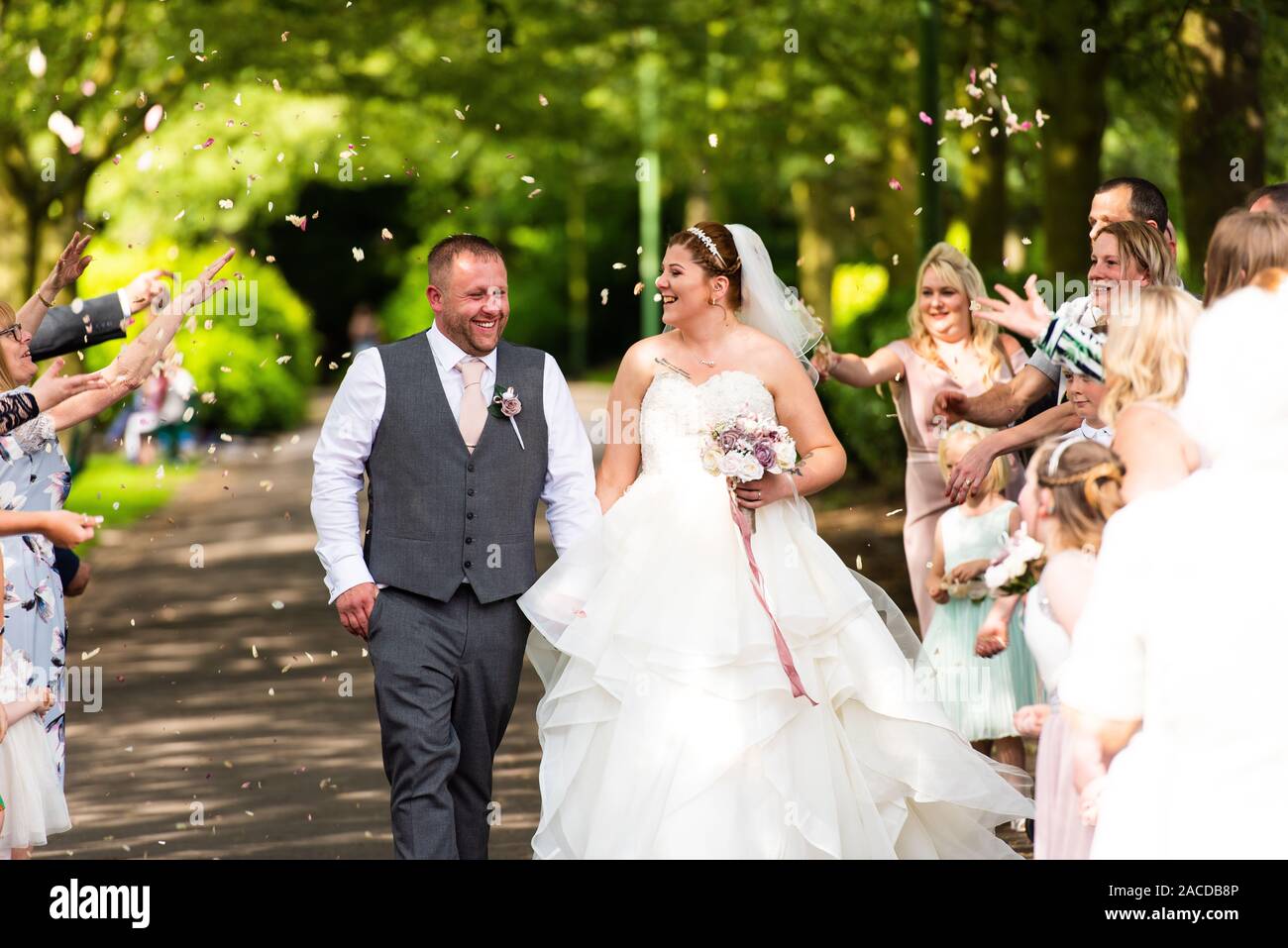 A Bride & Groom have wedding pictures at Floral Hall, Tunstall Park ...