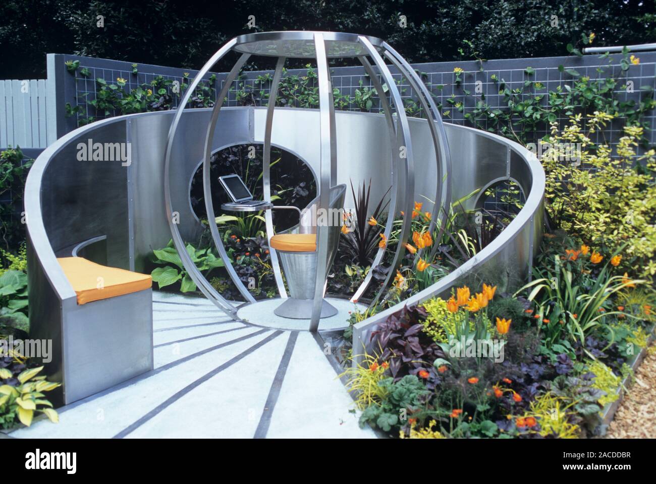 Microsoft Sogo garden designed with an office within a garden ...