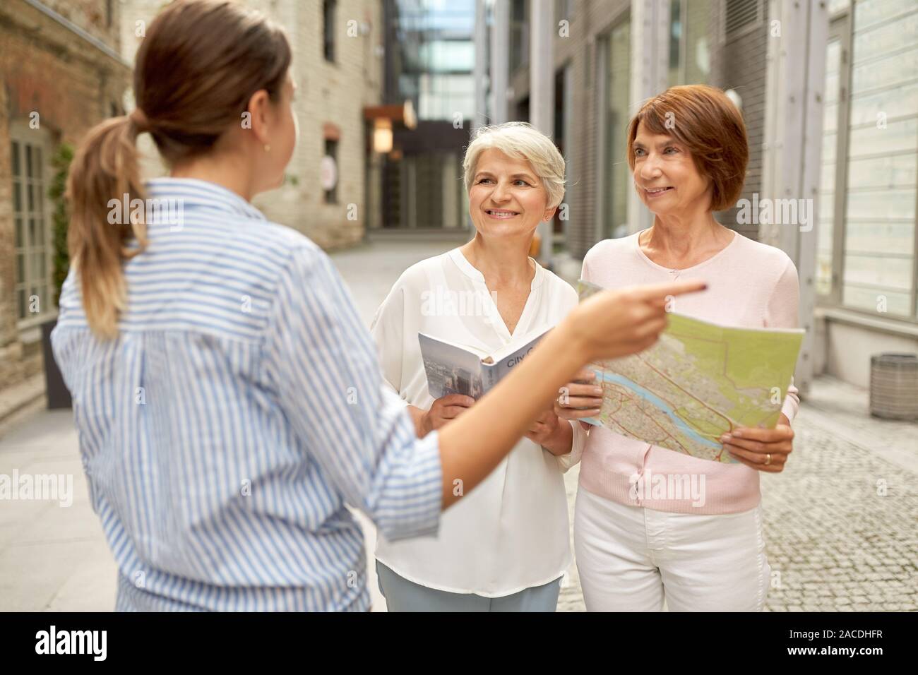 Helping tourist map hi-res stock photography and images - Alamy