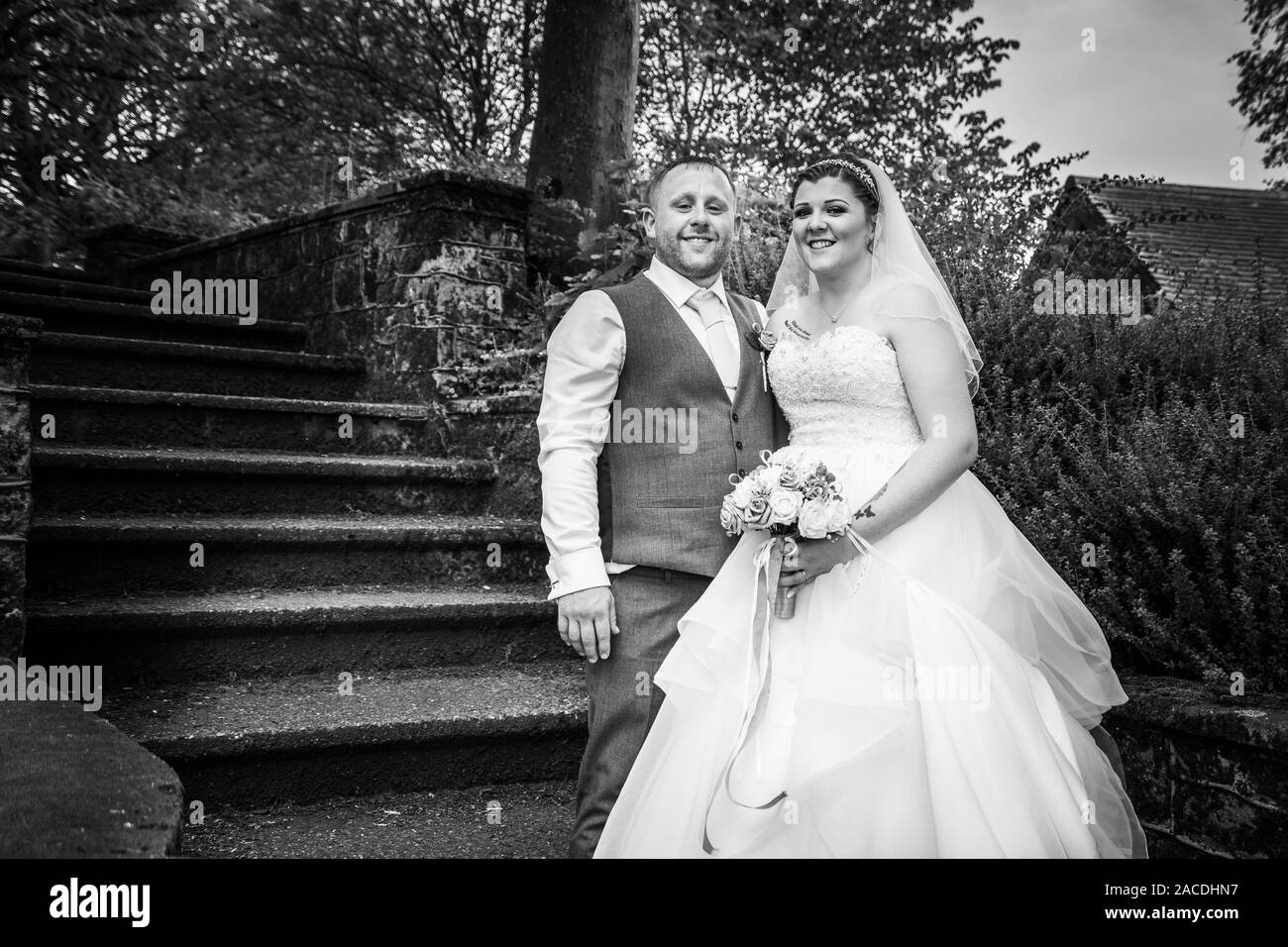 Bride & Groom have wedding pictures at Floral Hall, Tunstall Park ...